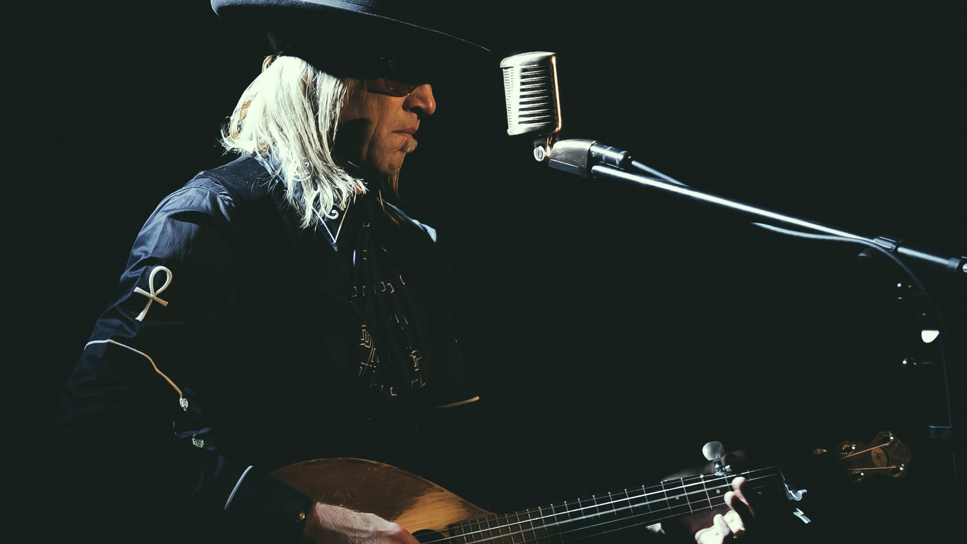 David Eugene Edwards - di 25 apr - Luxor Live